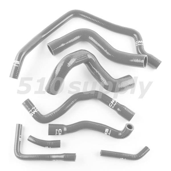 商品内容 　CMS製 　ラジエターホースセット特徴 　耐熱温度：-60F度〜500F度 　通常最大耐圧力：1,700kPa 　材質：高品質シリコン 　構造：3層構造 　厚さ：4.5mm 　カラー：ブラック 　ブランドロゴ入り 　※商品によっ...