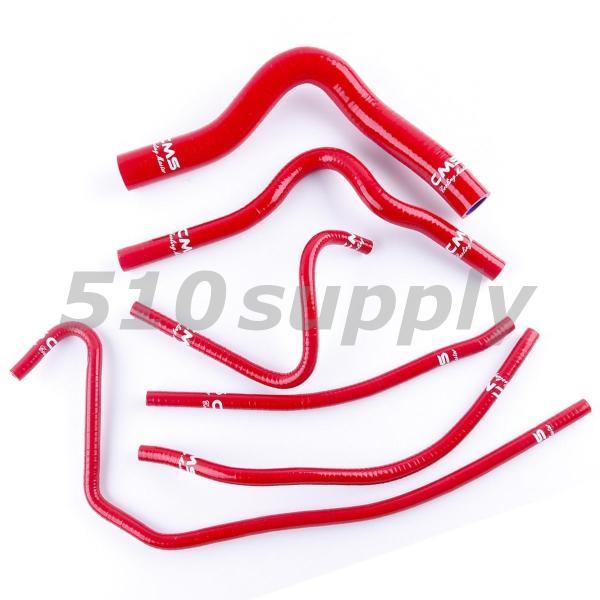 商品内容 　CMS製 　ラジエターホースセット特徴 　耐熱温度：-60F度〜500F度 　通常最大耐圧力：1,700kPa 　材質：高品質シリコン 　構造：3層構造 　厚さ：4.5mm 　カラー：レッド 　ブランドロゴ入り 　※商品によって...