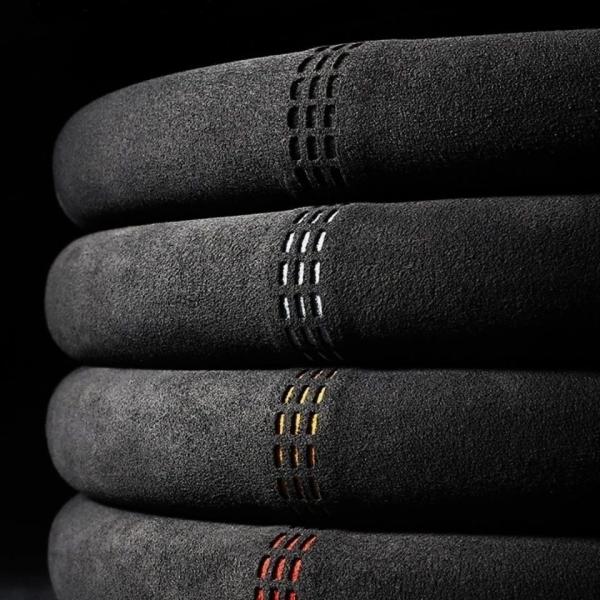 商品内容                    　ハンドルカバー ステアリングカバー特徴                    　材質：高品質スエード生地                    　ステッチカラー：選べる4色         ...