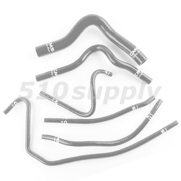 商品内容 　CMS製 　ラジエターホースセット特徴 　耐熱温度：-60F度〜500F度 　通常最大耐圧力：1,700kPa 　材質：高品質シリコン 　構造：3層構造 　厚さ：4.5mm 　カラー：ブラック 　ブランドロゴ入り 　※商品によっ...