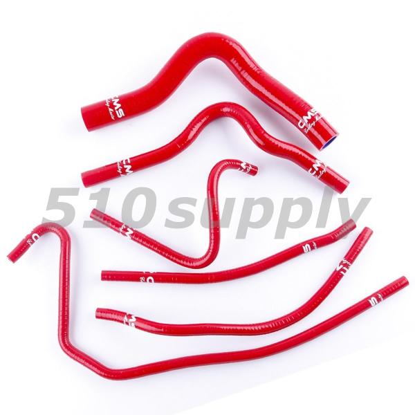 商品内容 　CMS製 　ラジエターホースセット特徴 　耐熱温度：-60F度〜500F度 　通常最大耐圧力：1,700kPa 　材質：高品質シリコン 　構造：3層構造 　厚さ：4.5mm 　カラー：レッド 　ブランドロゴ入り 　※商品によって...