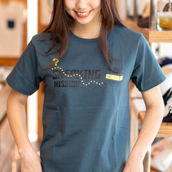 Tシャツ メンズ レディース 半袖 猫 SNEAKING MISSION - ステルスナイト ネコ ねこ 猫柄 雑貨 SCOPY スコーピー段ボールに隠れる猫は何かの潜入任務(SNEAKING MISSION)中かもしれませんよ。こそこそ見...