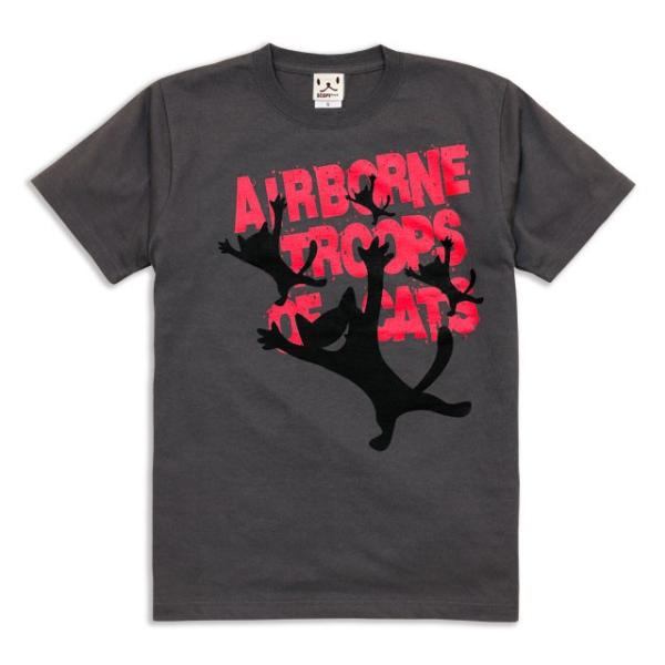 Tシャツ メンズ レディース 半袖 猫 AIRBORNE TROOPS - チャコール ネコ ねこ 猫柄 雑貨 SCOPY スコーピー猫が何かにとびかかる瞬間のインパクトを、さらに集団にしてアピール！！まさに猫達の空挺部隊です！ん？先頭を切...
