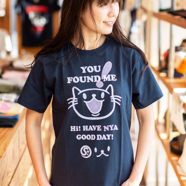 Tシャツ メンズ レディース 半袖 猫 FOUND ME - ネイビー ネコ ねこ 猫柄 雑貨 SCOPY スコーピー「見つかっちゃった！」上着を着てると、その上着を脱いだとたんに、この隠れ猫が顔を出す！そんな仕掛けのTシャツです。パーカー...