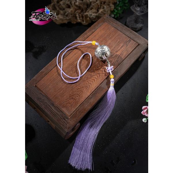 銀鈴　別称　清心鈴雲夢江氏の標章で、表面には江氏の家紋である九弁蓮が刻まれている。雲夢江氏の直系の者はこれを腰につけている。江氏の銀鈴には集中力を高め精神を安定させる効果がある。猫屋小舗製の公式道具です。コスプレ道具として使えますし、普通の...