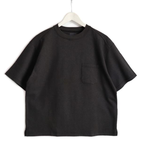 【発売日：2024年04月11日】複雑な編み目とデザイン性の高いニットウェアが評判のcomm. arch.。コレクションの自信作が「ヘンプ×コットン S/S Tee」です。