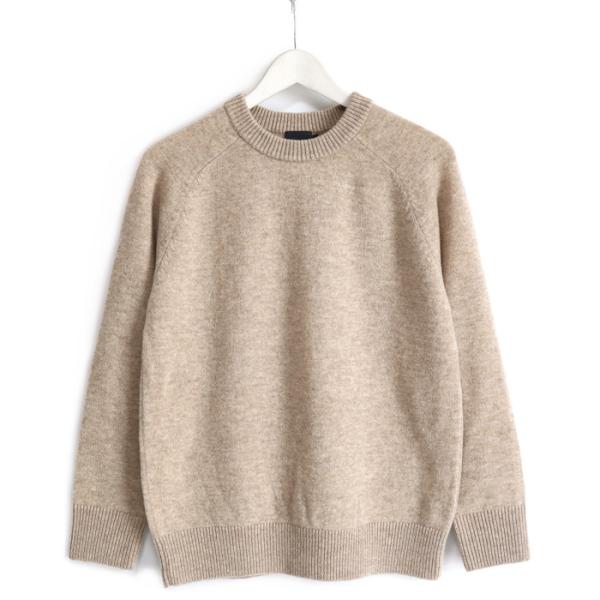 【発売日：2024年10月30日】複雑な編み目とデザイン性の高いニットウェアが評判のcomm. arch.。デビューシーズンから続くロングセラーが「ハンドフレーム サドル B.B.」です。