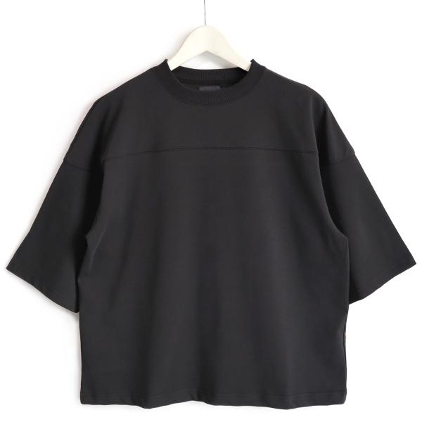 【発売日：2025年04月15日】複雑な編み目とデザイン性の高いニットウェアが評判のcomm. arch.。コレクションの自信作が「ハードリースパン フットボールTee」です。