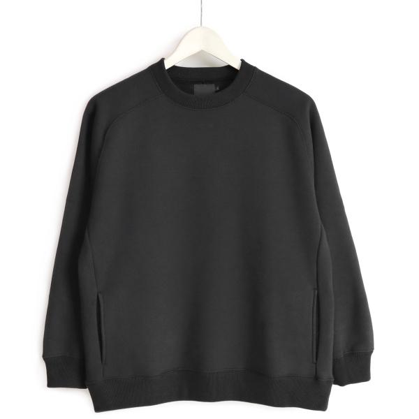 【発売日：2025年10月08日】複雑な編み目とデザイン性の高いニットウェアが評判のcomm. arch.。コレクションの自信作が「Rec:スパニッシュピマ スウェット プルオーバー」です。