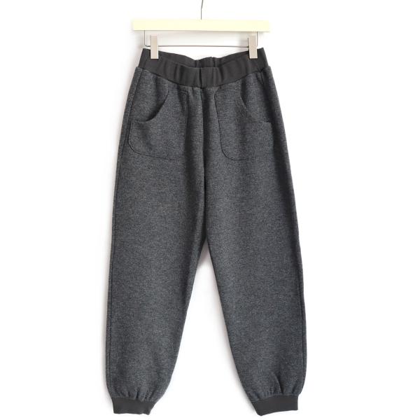 【発売日：2025年10月28日】複雑な編み目とデザイン性の高いニットウェアが評判のcomm. arch.。コレクションの自信作が「W/C ダブルスウェット パンツ」です。