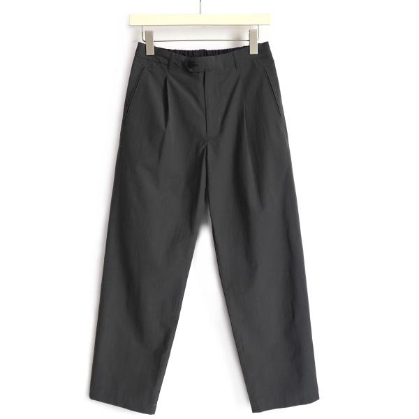 【発売日：2026年02月22日】複雑な編み目とデザイン性の高いニットウェアが評判のcomm. arch.。コレクションに定着したのが「イージートラウザーズ」です。