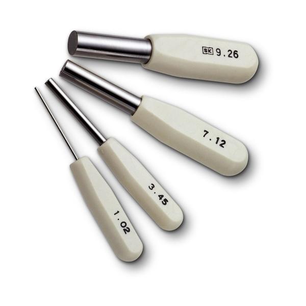 [仕様]●径精度(μm)：±2.0●真円度(μm)：1●直径不同(μm)：2●振れ(μm)：2.0以内●センター穴角度(°)：60●センター穴径(mm)：1.8●本体：鋼●端面から5mmは精度保証外となります。●フレの測定がスムーズにできま...