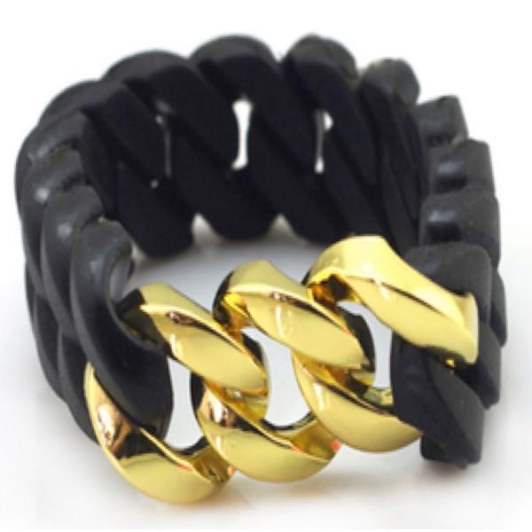 ☆カラー彡【黒】☆サイズ彡【フリーサイズ】☆商品説明彡大きな輪っかを繋げたキラリと光るブレスレットです＾＾☆彡存在感抜群のブレスレット＾＾☆彡是非、この機会にお買い上げ下さいませ＾＾☆彡☆注意事項彡※小物やインナー等をコーディネイト用に使う...