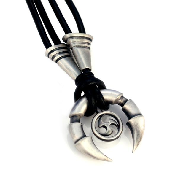 名前：トロイカ意味：剣の前の知恵【品番】 CO-1【素材】 ピューター、シルバーコーティング【大きさ】 ペンダントの幅 2.8cm ペンダントの長さ 3.0cm【チョーカー長さ】 42cmから80cmまで調節可能【チョーカー太さ】 2.5m...