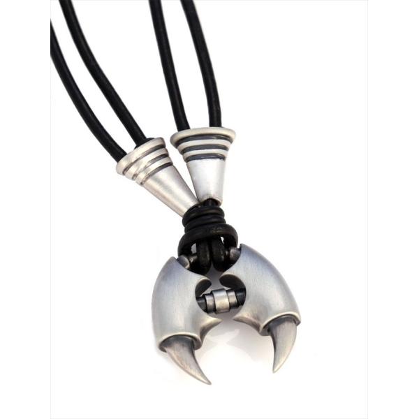 名前：ローニン意味：従順な浪人【品番】 CO-3【素材】 ピューター、シルバーコーティング【大きさ】 ペンダントの幅 2.6cm ペンダントの長さ 2.9cm【チョーカー長さ】 42cmから80cmまで調節可能【チョーカー太さ】 2.5mm...