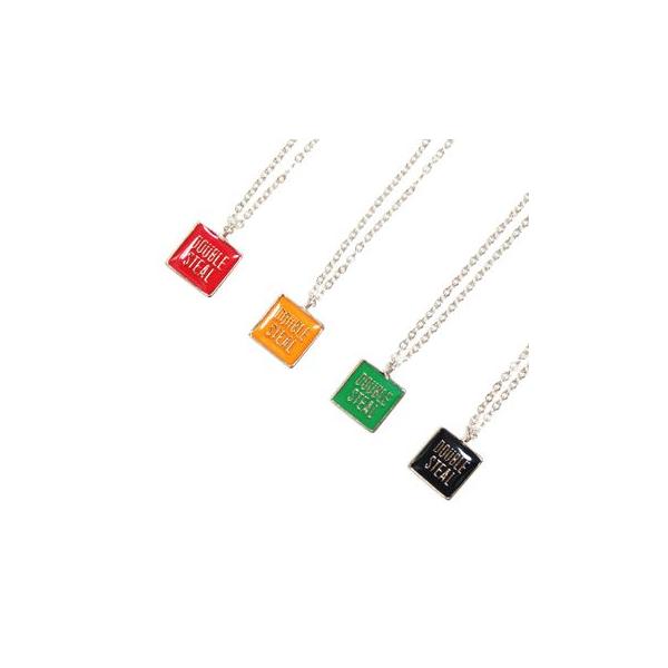 Double Steal ダブルスティール 正規取扱店スクエアプレートにカラーエポとロゴが入った、小振りなキャストネックレス。ベーシックなフォルムと豊富なカラバリが嬉しい特徴。Double Stealらしいポップな仕上がりに、幅広いコーディ...