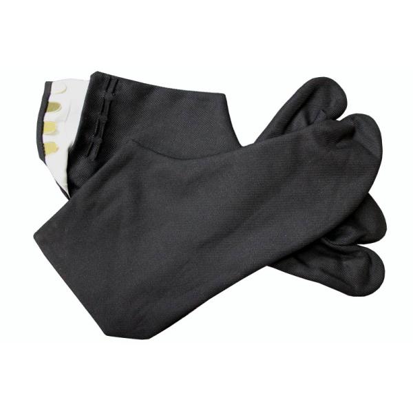 足袋の底が黒い、厚手生地を使用した、国産の室内用黒足袋（カラス足袋）です。黒足袋（黒布底）の品質；綿１００％サイズは２１.５ｃｍ〜３０.０ｃｍです。こはぜ（金具）の数は一般的な４枚こはぜとなっております。こちらの商品は、１点１点の黒色にバラ...