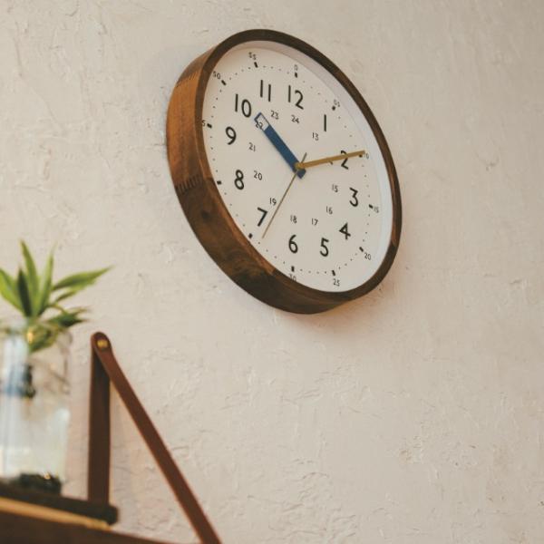 良く見るとパズルのように複数のパーツを組み合わせたとってもクラフトテイストのある上品な仕組みです。たくさんの数字が配置されながらも極力シンプルに仕上げた文字盤の上でカラフルな針たちがポイントになった壁掛け時計。子どもらしくないデザイン時計で...