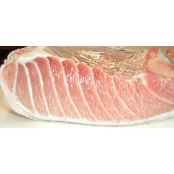 一匹が40ｋ以上ある上質メバチ鮪のハラス（大トロ）の部分だけを、皮を取って加工した商品です。(内側の薄皮は付いています）【脂の薄い赤身主体の鮪】ですが、ハラスの部分なので、霜降りの様になっていて、お刺身（少し筋っぽいです）炙って調理して、お...