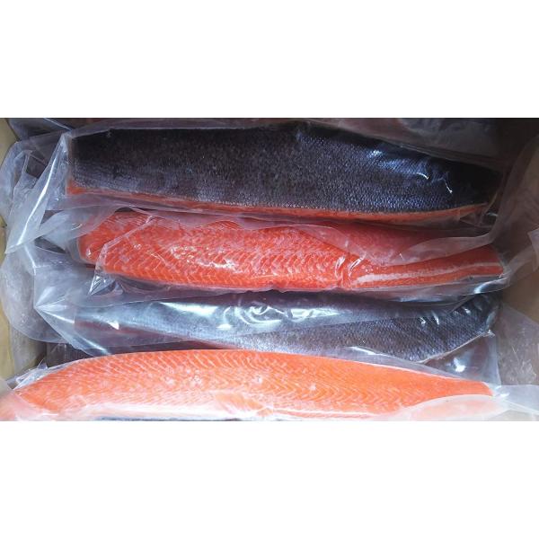 当店の人気商品です。チリ産の銀鮭をフィーレの背節だけを販売しています。甘塩味なのでめちゃくちゃ人気があります。10ｋｇに約15-18本入っています。お好みの大きさにカットして加熱してお召し上がり下さい。※写真の賞味期限は気にしないで下さい。...