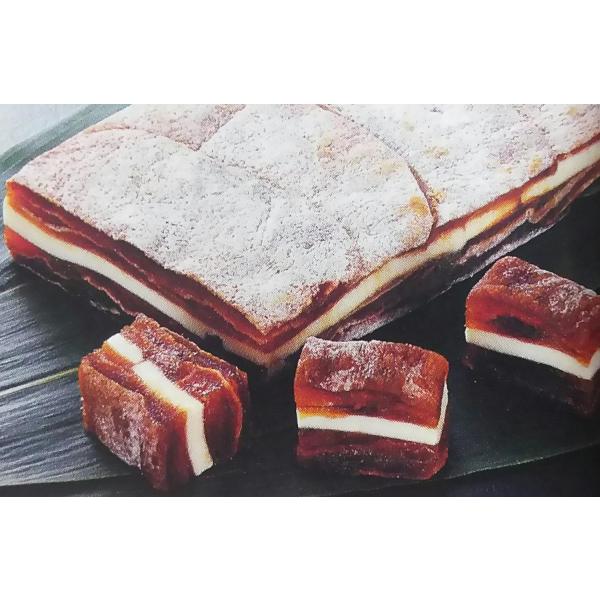 干柿を何枚も重ねて２枚の板状に仕上げ、その間に厳選したバターも板状にしたものを、板干柿、板バター、板干柿で挟んでいます。干し柿とバターの相性ばっちりな商品です。解凍後好きな大きさにカットしてお召し上がり下さい。大変人気もあります。原材料：干...