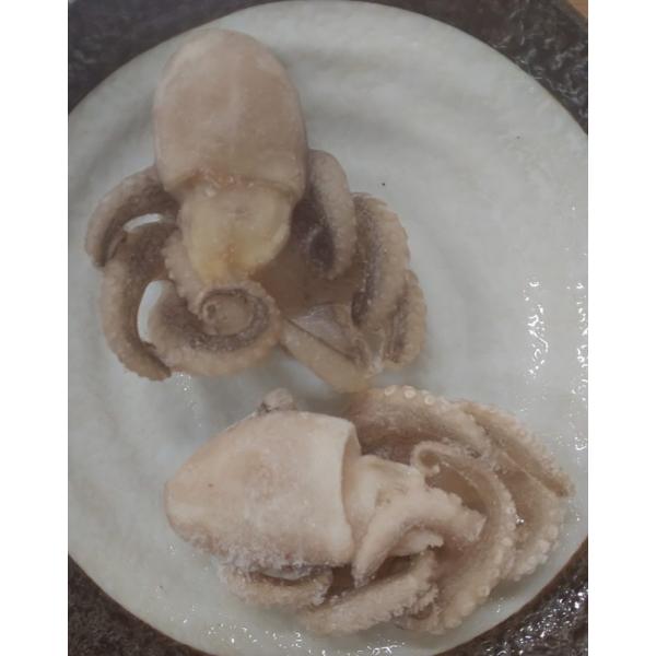 当店大人気のブランチングイイダコ丸になります。単価： 850円/400g(Ｐ)（税別） 受注最小ロット： 17000円/400ｇ×20P（税別） 生(原)産地： ベトナム産賞味期限： 約半年（冷凍）加熱用になります。バラバラに入っているので...