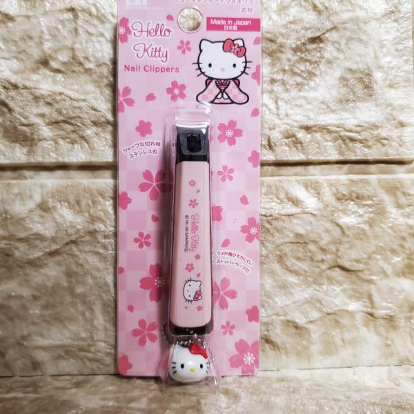 貝印サンリオハローキティつめきり日本製 花桜 S本体サイズ:約73×16×18mm重量:約25gステンレス製でさびにくく、切れ味も優れた日本製のツメキリです。ツメが飛び散りにくいストッパーケース付き。テコ部分には、かわいいハローキティのデザ...