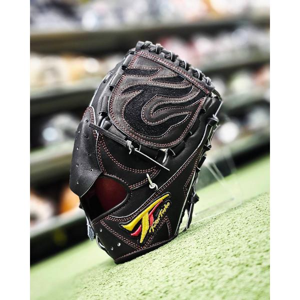 TT-14　右投/左投縦型 投手用サイズ 29ｃｍ本体カラー ブラック裏平 バーミリオンレース ブラック縫糸 スカーレット「投球の邪魔をしない」「使うほど自然な手の形に」・グラブをはめていないような感覚でボールを投げてほしい――その思いから...