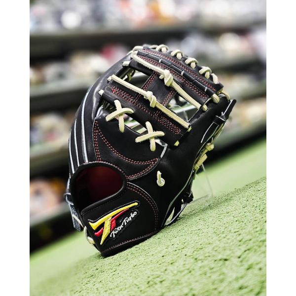 TT-46　右投横型 内野手用サイズ 29ｃｍ本体カラー ブラック裏平 バーミリオンレース アイボリー縫糸 スカーレット「フィット感が強い設計」「捕球面の操作性と、背面の安心感」・手の小さい選手でも無理なく扱えるよう設計されたモデルです。・...