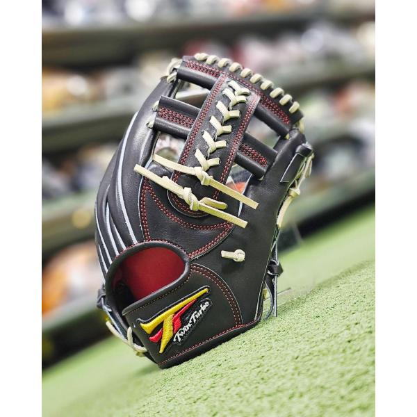 TT-56　右投横型 内野手用サイズ 29.5ｃｍ本体カラー ブラック裏平 バーミリオンレース アイボリー縫糸 スカーレット「どんな選手にもフィットするハイブリットモデル」「捕球面が広く、守備の流れの中で１歩前へ攻めていける」・ポジションや...