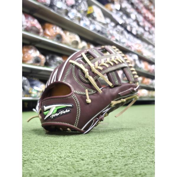 TT-56　右投横型 内野手用サイズ 29.5ｃｍ本体カラー DHブラウン裏平 コルクレース アイボリー縫糸 マスカット「どんな選手にもフィットするハイブリットモデル」「捕球面が広く、守備の流れの中で１歩前へ攻めていける」・ポジションや年代...