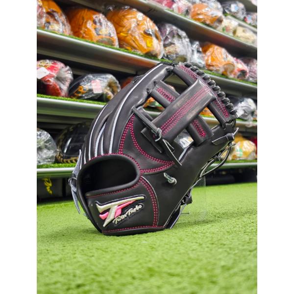 TT-56S　右投横型 内野手用サイズ 29ｃｍ本体カラー ブラック裏平 ブラックレース ブラック縫糸  ピンク「どんな選手にもフィットするハイブリットモデル」「捕球面が広く、守備の流れの中で１歩前へ攻めていける」・ポジションや年代を問わず...