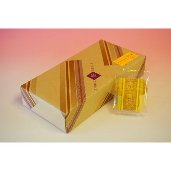 黄八丈サブレは黄八丈の着物をモチーフにした八丈産れの本格派サブレ、上質な材料を丁寧に焼き上げました。こちらの商品はミニサイズになっております。保存方法：直射日光、高温多湿を避け冷暗所で保存してください。原材料：小麦粉、バター、砂糖、植物油脂...