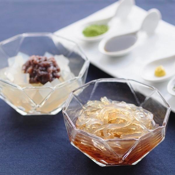 ●ギフトにもぴったり！　健康食材を気軽に。●天草100%の「本来のところてん」寒天の製造過程でできるところてん。粉寒天や他の海藻を混ぜず、天草100％で仕上げました。●食べきりサイズのあんみつ器としても使用できるカップの中に、角切りしたとこ...