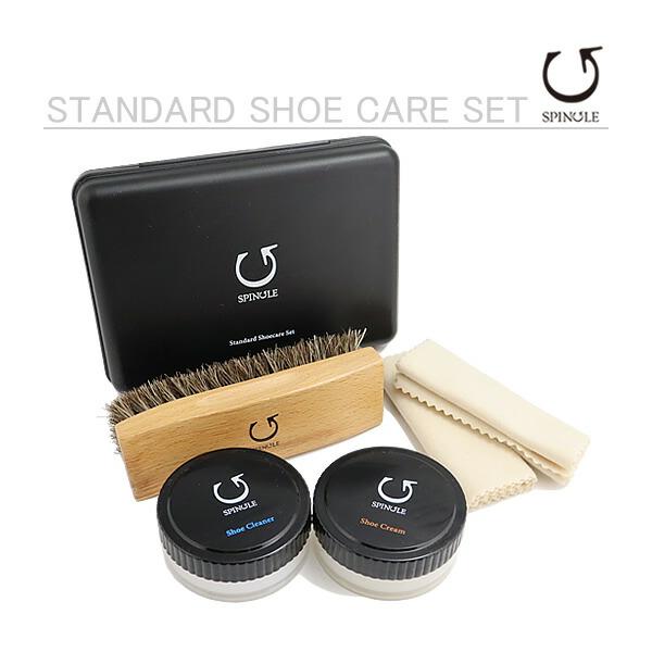 天然皮革は使用頻度や使用環境によって、皮革繊維層にある水分や油分が失われます。水分や油分が不足すると、皮革表面が乾燥し、汚れを吸い込みやすく、シミなどの原因にもなります。また、繊維層部分も断裂しやすくなり、靴の寿命を縮める原因にもなります。...