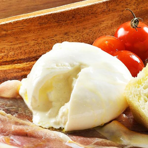 北海道・十勝産の生乳を100%使用した手造り生モッツァレラ〜ブラータ〜です。ブラータとは、「バターのような」を意味しイタリア語です。生クリームと細かくしたモッツァレラで造った餡を、フレッシュなモッツァレラで包み込みました。外側の袋の部分をを...