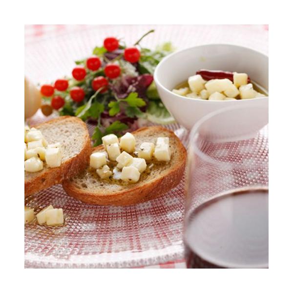 キューブ状にカットした北海道産プロセスチーズをオリーブオイルに漬け込んだ前菜です。ワインやビール、またカリカリにトーストしたバケットに生ハム、プチトマトと一緒にのせて食べるととても美味しいです。【商品名】北海道チーズのオイル漬け【内容量】１...