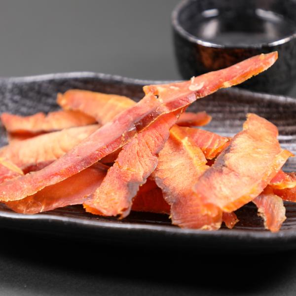 【特徴】鮭とばをやわらかく食べやすい薄造りにし根室魚醤で風味豊かに仕上げました。お酒の肴はもちろん、おやつにもおいしくいただけます。 【商品名】魚醤鮭とば薄造り 【内容量】26g 【原材料】鮭（北海道産）、砂糖、食塩、昆布ダシ、カツオダシ、...