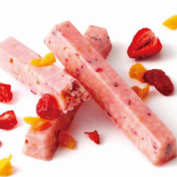 　ストロベリーのパウダーを練り込んだホワイトチョコレートに、ドライフルーツのマンゴーとクランベリー、フリーズドライのストロベリー、そしてアーモンドパフを入れて、バナナの風味がやさしく香るフルーティなチョコレートに仕上げました。フルーツとチョ...