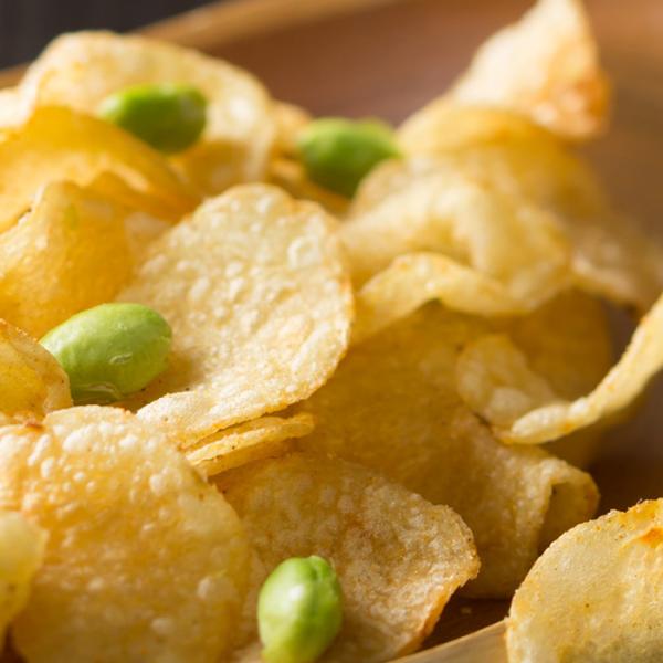 これぞ、北海道の大地が誇る野菜のコンビ。十勝・芽室産の枝豆は、フリーズドライのサクサク食感。 じっくりと揚げた歯ごたえあるポテトチップスは、もちろん北海道産です。 丸大豆しょうゆでほんのり味つけした素朴なおいしさに、きっとやみつきになるはず...