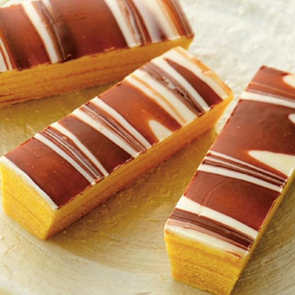 発売から約４０年を重ね、北海道十勝の文をそのまま焼き上げたバウムクーヘン「三方六」は、薪の形を模した特製バームクーヘン。そこに、ホワイトチョコレートとミルクチョコレートをかけ、北海道の清らかな白樺の小肌を表しています。「三方六の小割」は、ロ...