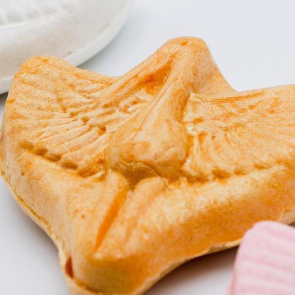 【商品名】丹頭の鶴（あけのつる）１５枚個【内容量】１５個 【原材料】小豆、砂糖、水あめ、寒天、もち米、食塩【アレルギー品目】--【賞味期限】本品に記載【保存方法】直射日光を避け、常温で保存してください