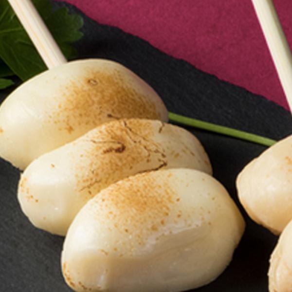 北海道産の生乳を使ったチーズを北海道産の大豆と小麦を使った醤油に漬け込み、表面に香ばしく焼き色を付けました。 醤油を焼いた香ばしさとチーズのミルク風味が一体となった和風のチーズです。油で揚げてチーズフライに。串から外して炒め物に。 【商品名...