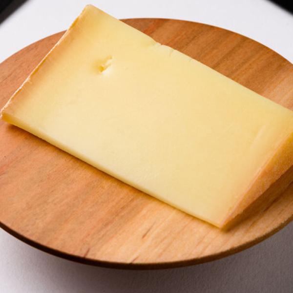 日本のチーズのコンテストで受賞歴のあるハードタイプのナチュラルチーズです。 熟成期間は80日以上。    やや柔らかな食感で、コクがあり口当たりも良いです。    熱を加えると溶けやすく、塩気がなじんでより風味が増します。     受賞歴 ...