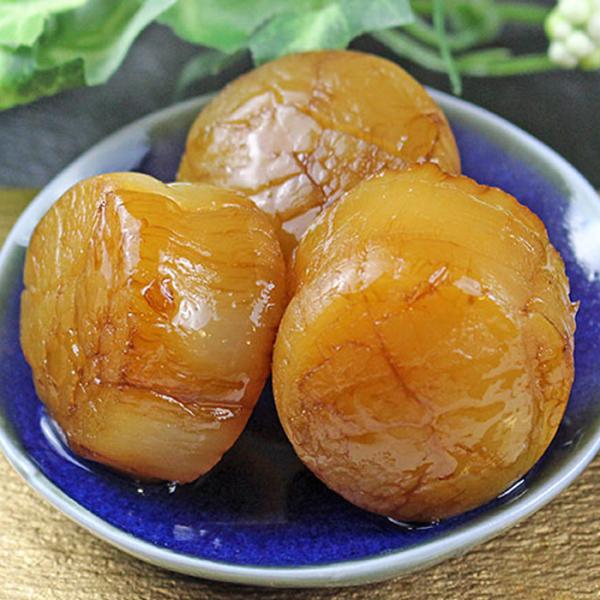 ほたて燻油漬けはサロマ湖産と噴火湾産のホタテ貝柱を塩ゆでした後、ナラのおがくずの煙でいぶし、植物油に漬け込んで、しっとりとした食感とホタテのうま味を引き出す。燻す際は、香りや色が均一になるよう、職人がその日の気温や湿度などに合わせて煙の量や...