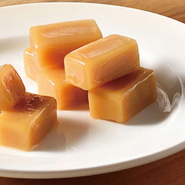 【商品名】生キャラメル　常温タイプ【内容量】64g【原材料】生クリーム、水あめ、生乳、砂糖、はちみつ、寒天加工品（粉あめ、寒天）、小麦たん白加水分解物、ゼラチン、バニラビーンズ【アレルギー品目】牛乳、小麦、卵【賞味期限】到着後約５ヶ月【保存...
