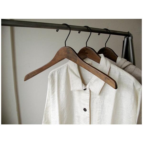 木とアイアンで作られたハンガーです。探してみるとなかなか見つからない、そんな風合いです。見た目はもちろん使い勝手も良い感じで、例えば、衣服にひっかからないように木の部分は、角に丸みが帯びています。また、服のラインに合うように本体には少しカー...