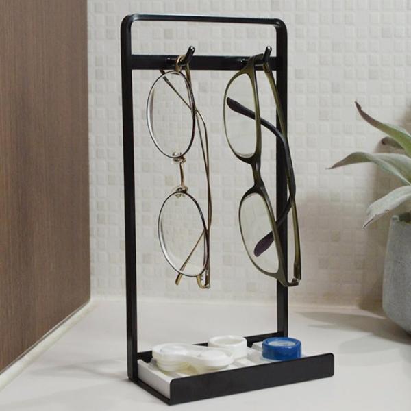 ドライトレイ付のメガネスタンド。ドライトレイは珪藻土でできており、コンタクトレンズのケースを乾かしたり、アクセサリーの一時置きに便利。メガネを吊るして収納でき、コンタクトレンズへの付け替えもスムーズ。サニタリーに置いておけば、お出かけ前の身...