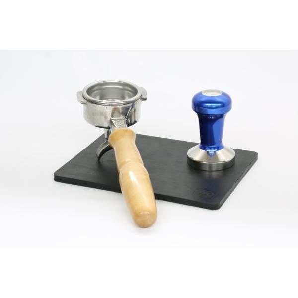 タンピング作業の必需品。道具を愛するバリスタの必須アイテム。rattleware　ラトルウェア　タンピングマット　中【仕様・詳細】メーカー：rattleware外形寸法：幅155×奥行205mm×厚さ6mm材質：ゴム※写真の商品はサンプルの...