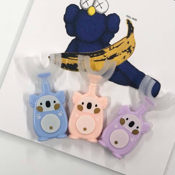 U字型の子供用歯ブラシは、子供に適切に歯を磨き、健康な口を作る方法を教えるのに間違いなく役立ちます！歯磨き粉をブラシの周りで絞り、子供の口に入れ、左から右に振ります。各角度から歯をきれいにして、45度のブラッシングでお子さまの歯にキズがない...